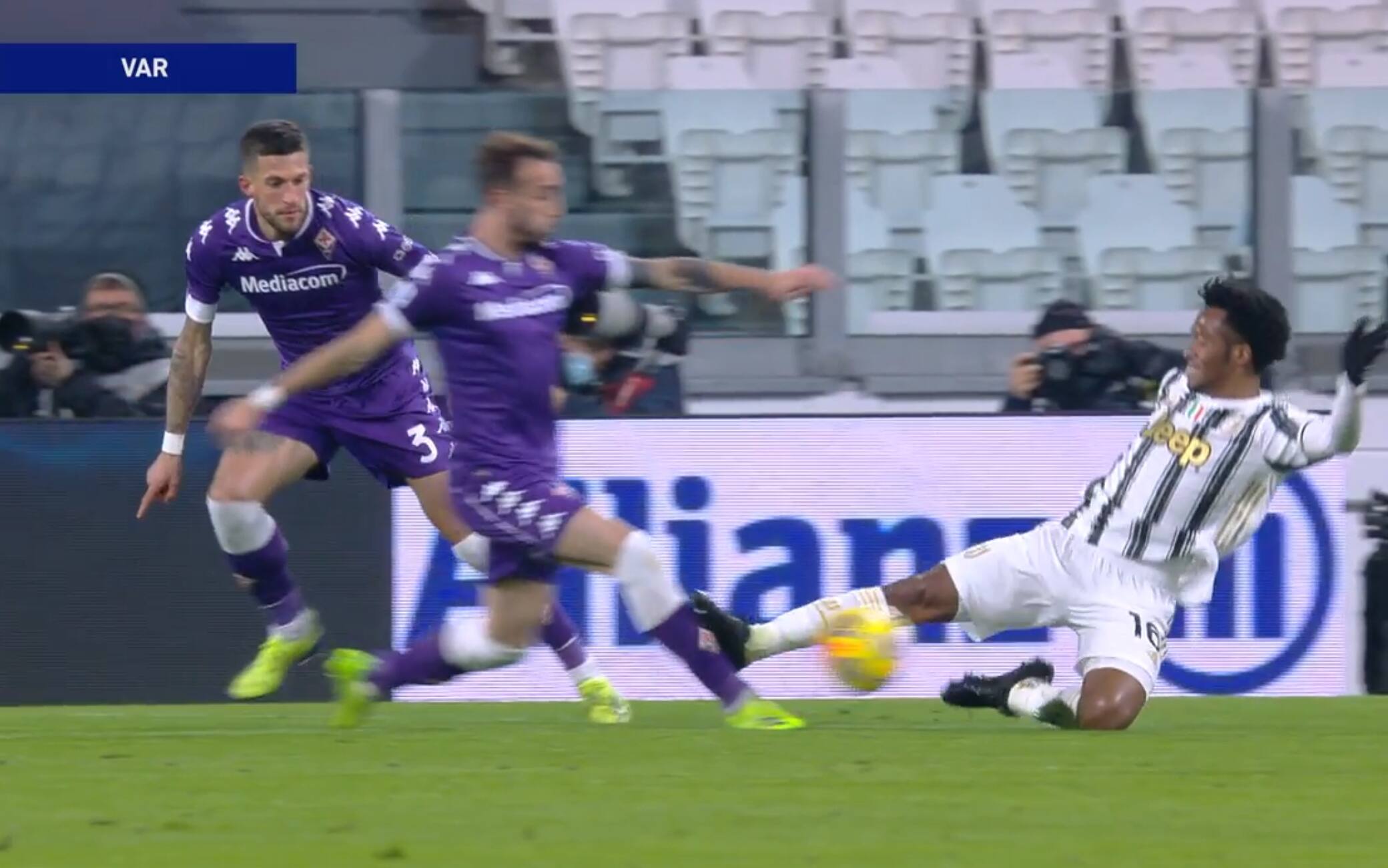 Juve Fiorentina Cuadrado Espulso La Fotosequenza Del Fallo Su